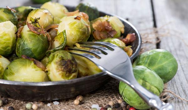 Gegrilde magere chipolata met spruitjes | gezondheid.be