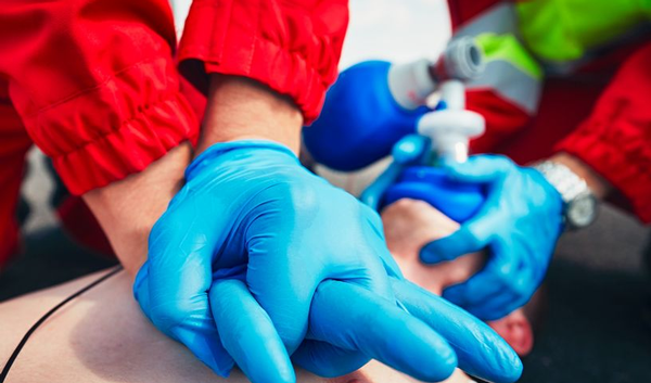 Hoe moet je iemand reanimeren? | gezondheid.be