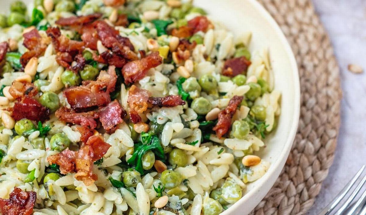 Snelle one-pot risotto van orzo met erwtjes, prei, spinazie en spek ...