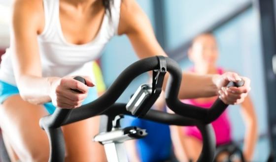 Trap de pedalen van je hometrainer eens in de omgekeerde richting, het ...