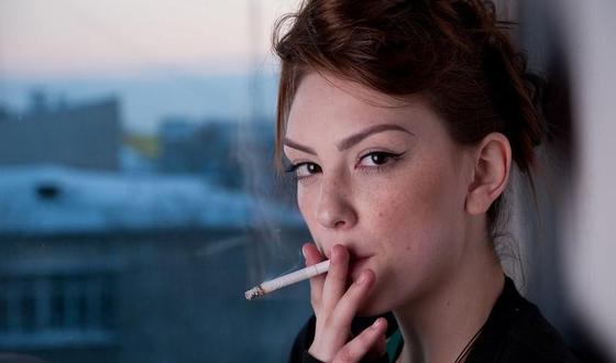 Rokende vrouwen lopen meer risico op darmkanker | gezondheid.be