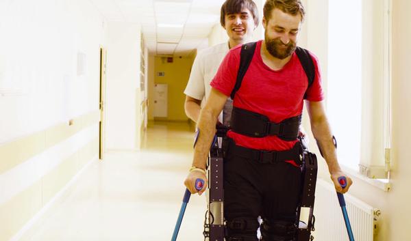 Mensen met verlamming zetten stappen vooruit met exoskeletten ...