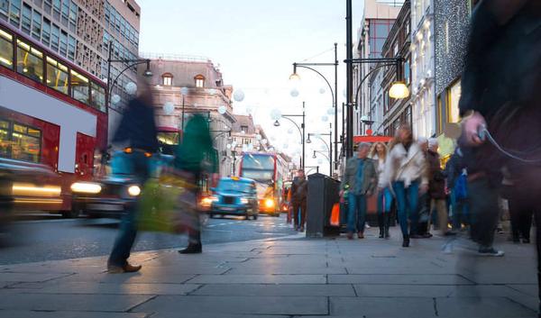 Wandelen door drukke straat is niet gezond | gezondheid.be
