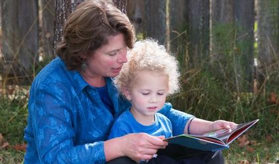 Voorlezen vanaf achtste maand loont | gezondheid.be