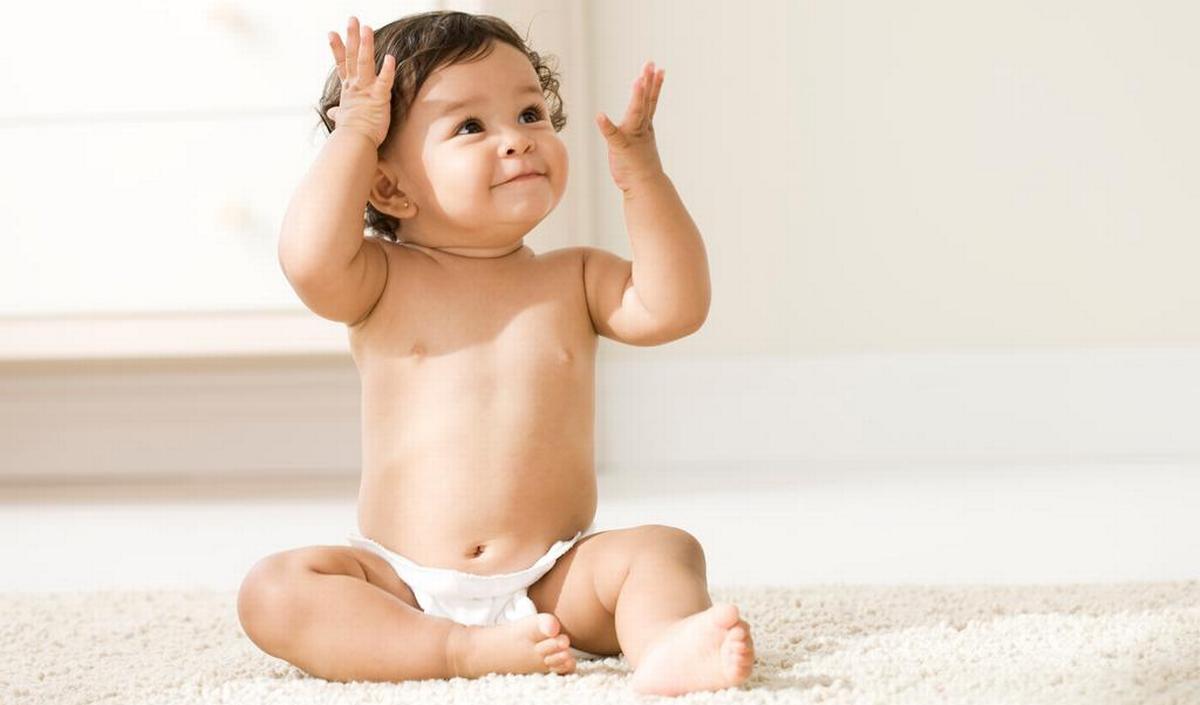 Wanneer kan je baby alleen rechtop zitten? | gezondheid.be