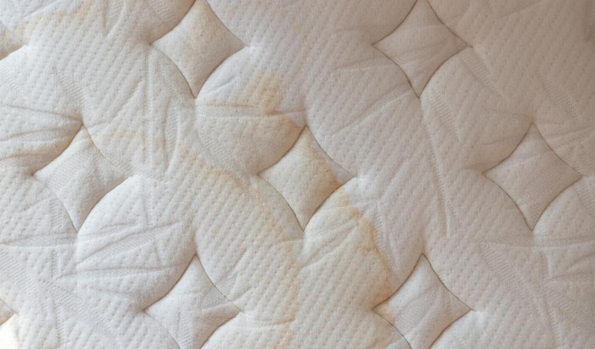 Gele vlekken op matras: oorzaak en hoe verwijderen? | gezondheid.be