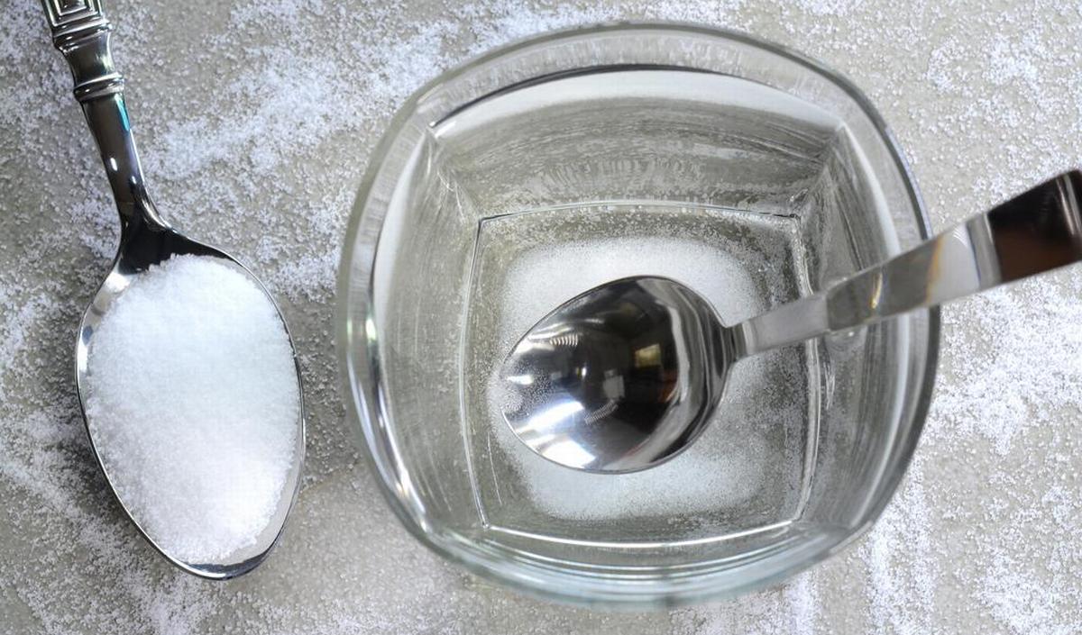 Gorgelen met zout water tegen keelpijn en hoest | gezondheid.be