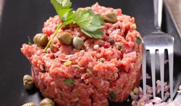 Recept: Américain préparé met Romeinse sla en pastinaakfrietjes ...